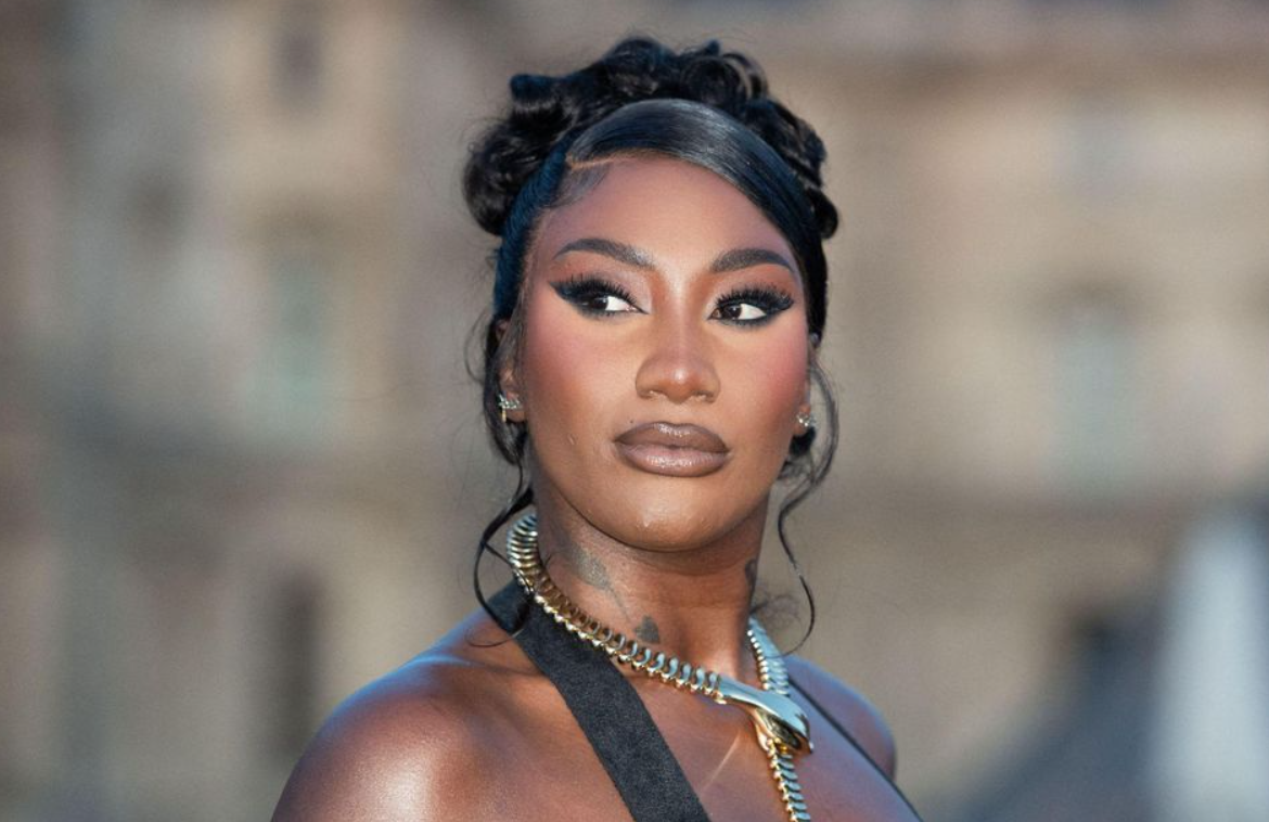 PHOTOS Aya Nakamura, en crop top qui souligne ses abdos, balaie la ...